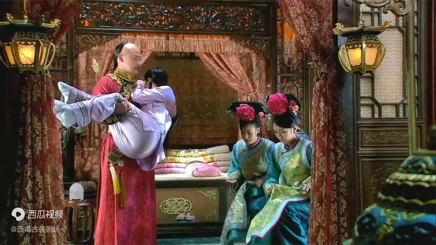 新还珠格格:小燕子被打得血肉模糊,皇上心疼,抱着女儿暖心安慰