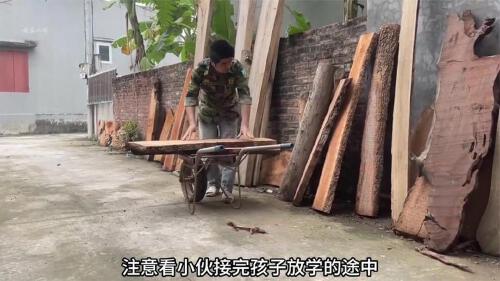 太厉害了,小伙用外面带回来的木材打造出一款结实耐用的实木桌子