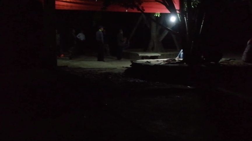 今晚村里开会,挺热闹,各抒己见,议论纷纷