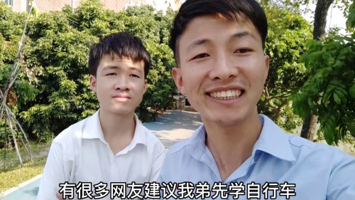 网友说会骑自行车就会骑电动车,让弟弟尝试一下,看看效果如何