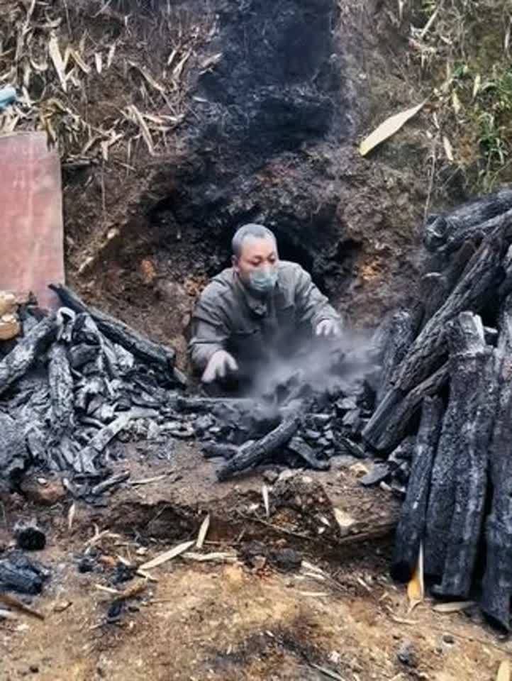 传统方式制作木炭