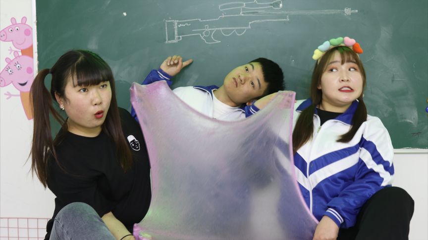 短剧:老师问学生AWM是什么?答对奖励一大盒无硼砂起泡胶,真逗