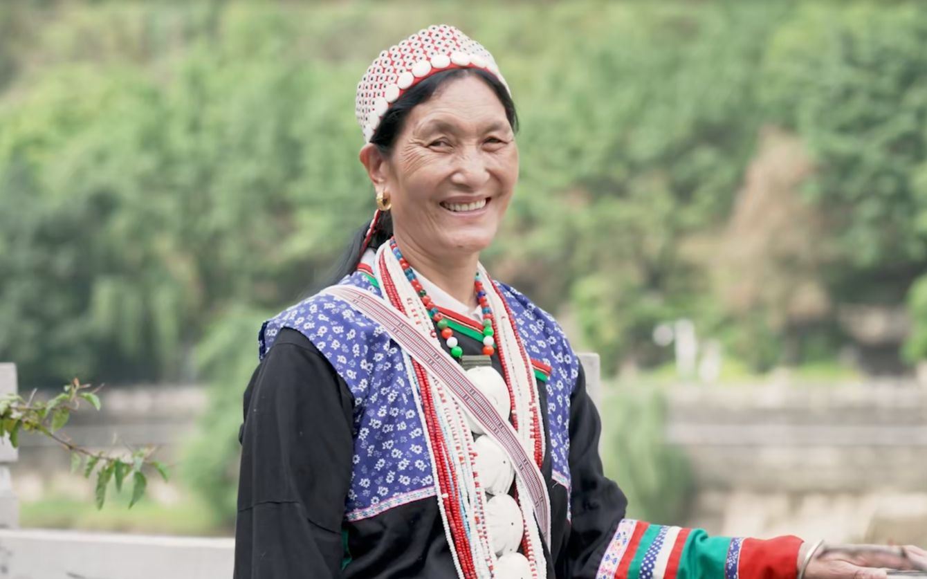 勒墨人喜鹊服非遗人物文化研究——《勒墨人的“喜鹊服”》