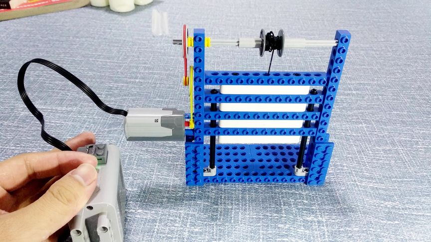 乐高教育适合七岁孩子学习皮带二级减速的乐高作品升降门