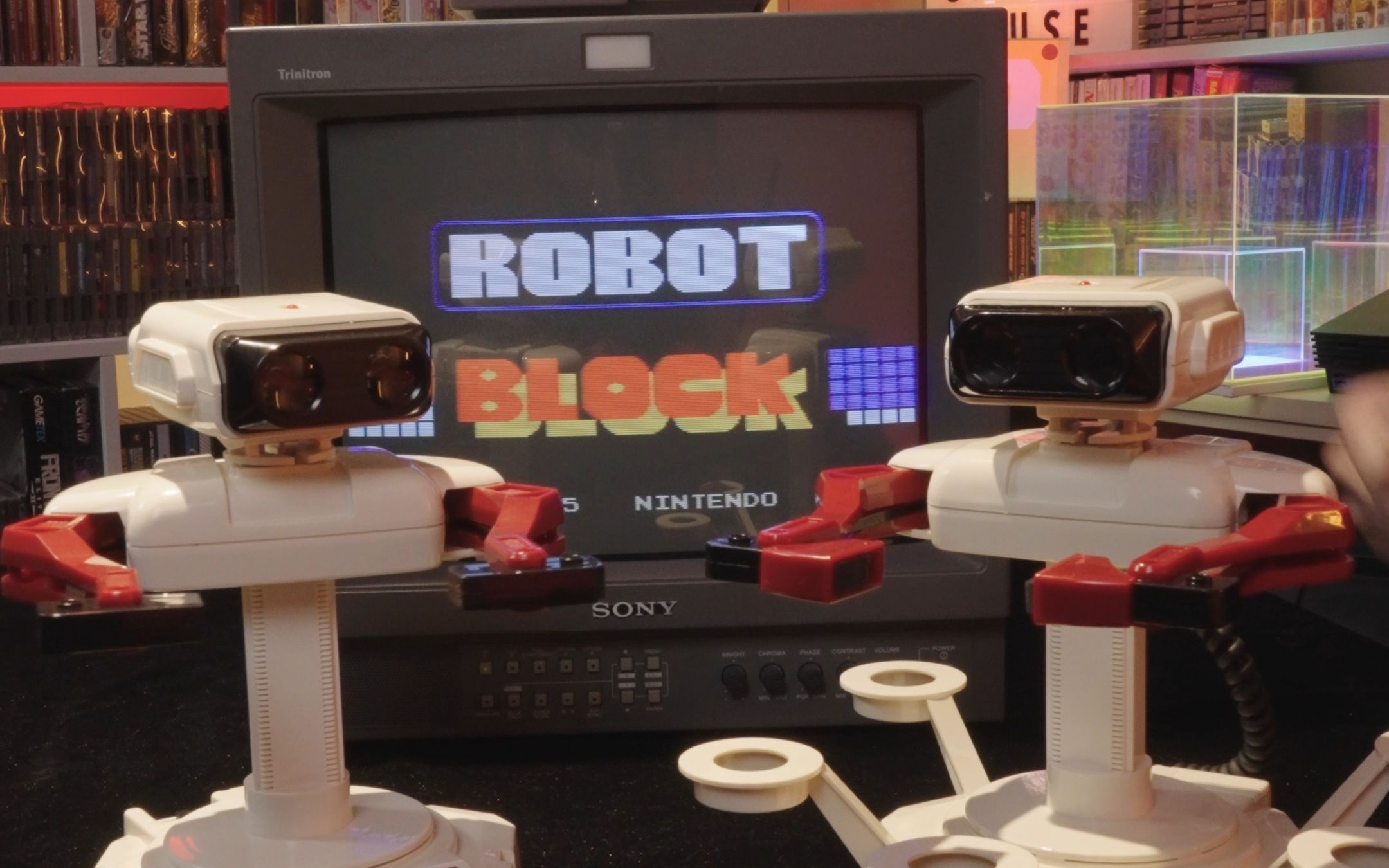 罕见老物:1985年任天堂FC 机器人外设!