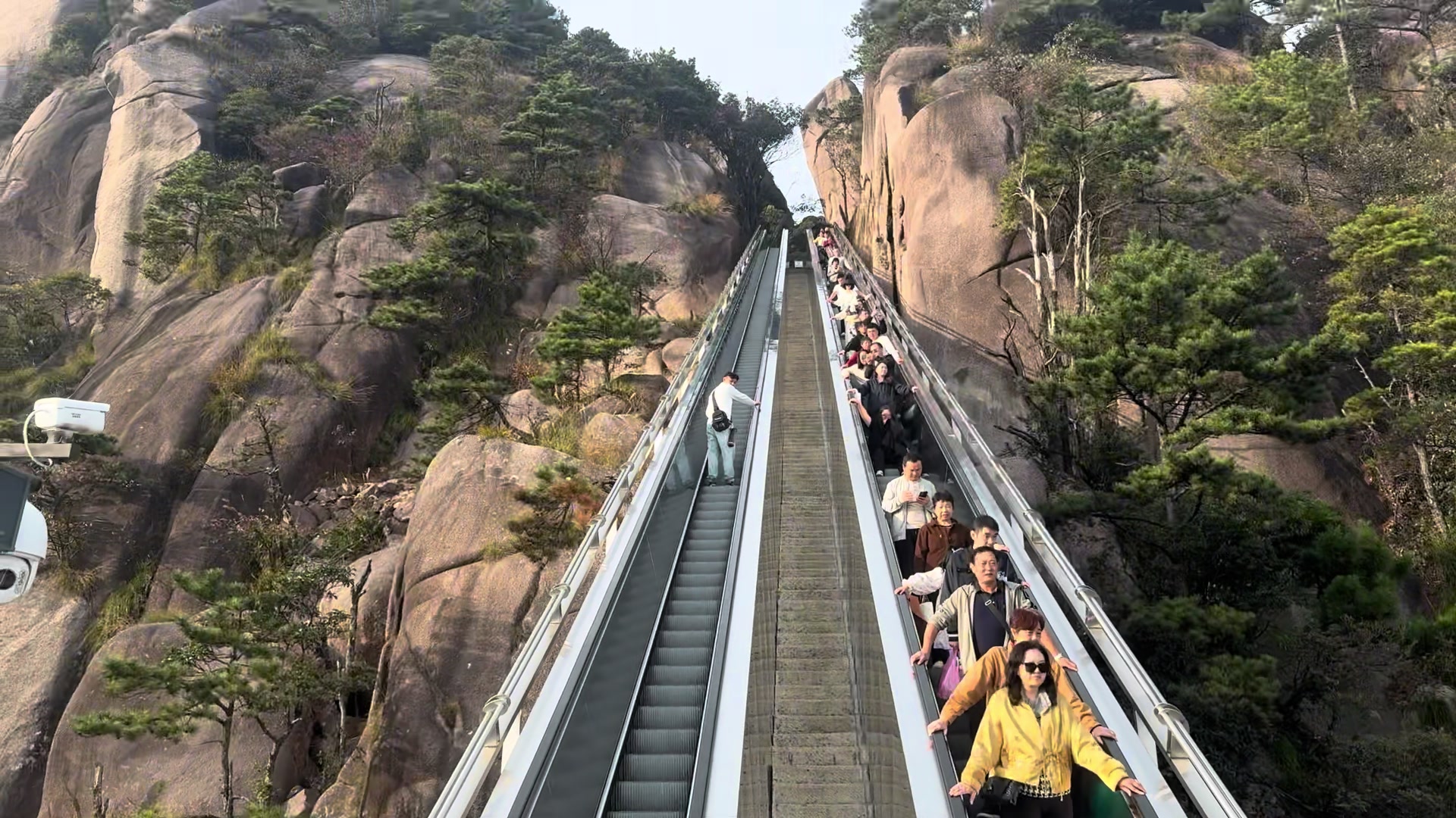 ...上饶灵山电梯是位于江西上饶灵山风景区的世界最长的室外自动扶梯,...