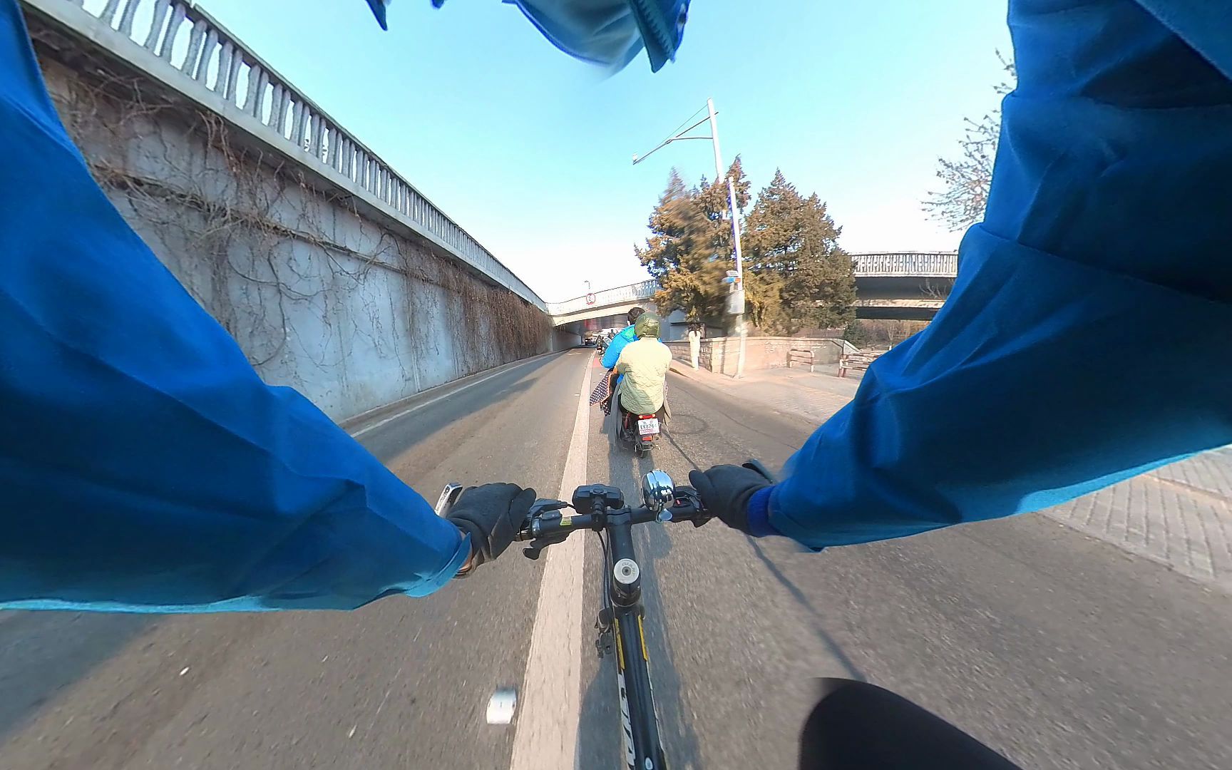 虽然你素质很好在等行人,但是改变不了你违反交通法规的现实。京BM...