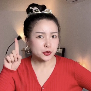 付婵躺着玩手机 