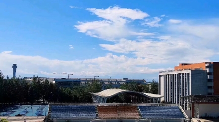 云朵和梦想都值得向往!图片via·学校官方校园墙