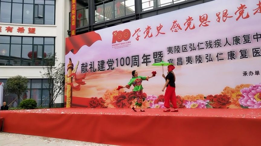 看歌舞表演,还象有点专业。