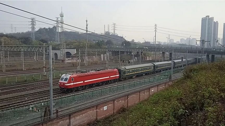 韶山7E型电力机车牵引K777次列车接近重庆北站