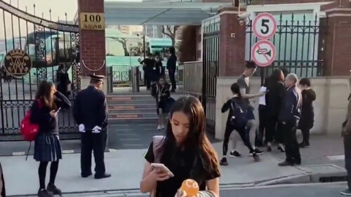 某贵族学院一年学费近百万,校服都能贵过爱马仕