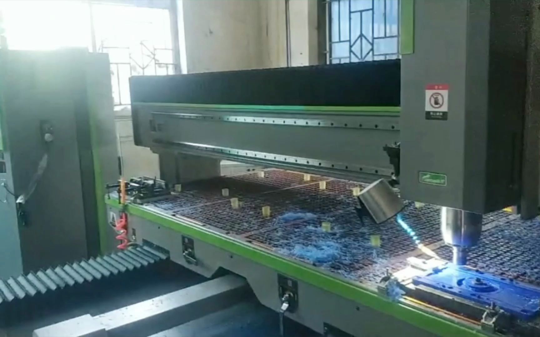 ...刀库,台面移动,主轴转速24000r/min,高精密滚珠丝杠,吸夹两用的台面!