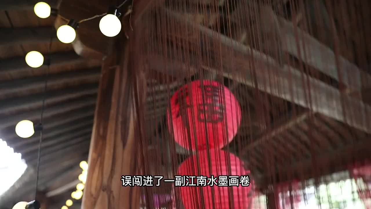 误闯进了一幅江南水墨画卷这幅长卷在人人向往的江南地沿着乌篷船的...