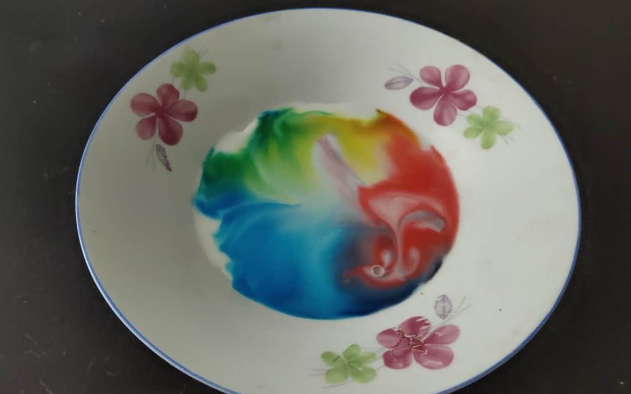 小伙实验挑战用牛奶做动画,加入"神秘液体"后牛奶瞬间动起来了