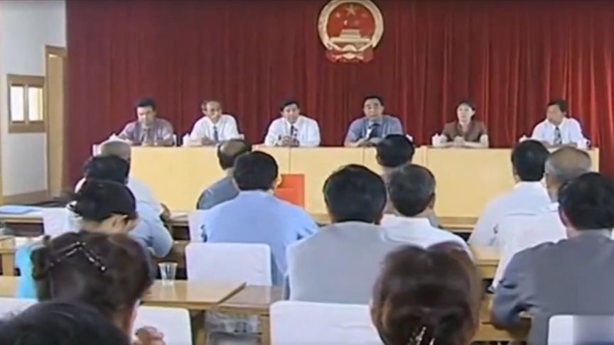人大主任:市人民代表大会通过了一件前无古人的事,市长被罢免了