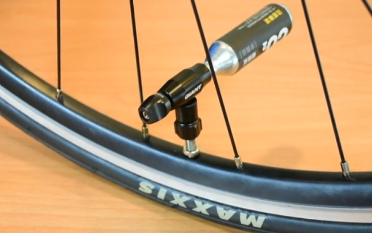 用CO2气瓶给自行车打气~