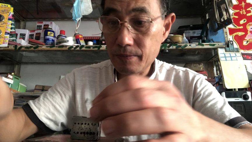 石英电子表更换2035线圈的拆安装过程。即将失传的手表老修理法。