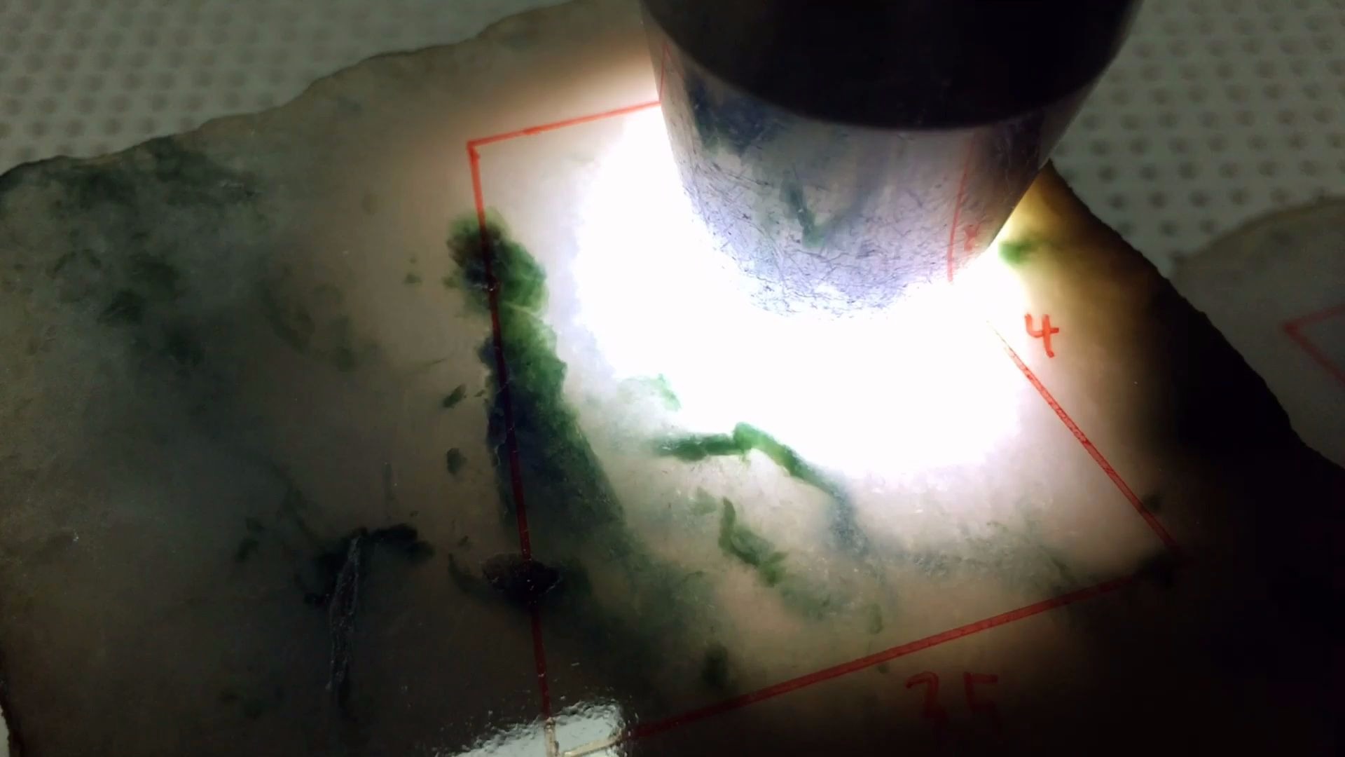 翡翠原石表面有藓,里面会是什么样?