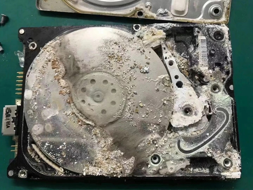 一个离奇的机械硬盘,数据过于重要,开盘那一刹那间,让人怀疑人生