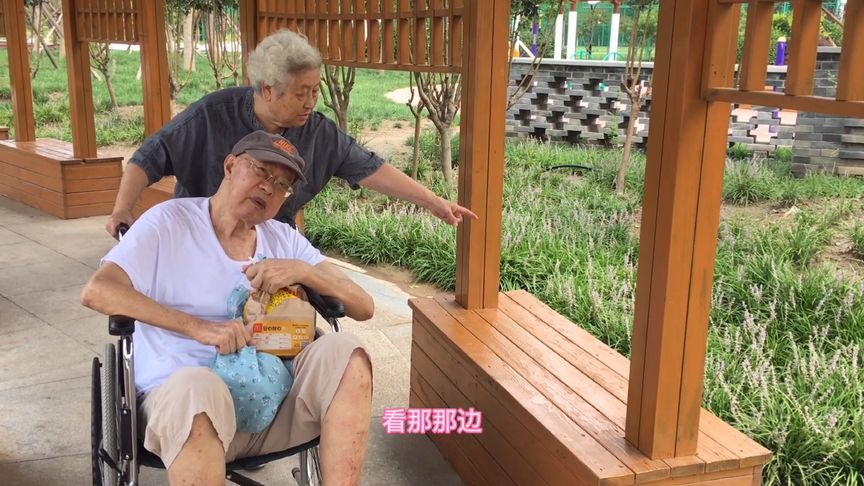 今天秋高气爽,我带着会讲上海话的妈妈和印尼归侨老爸出来晒太阳