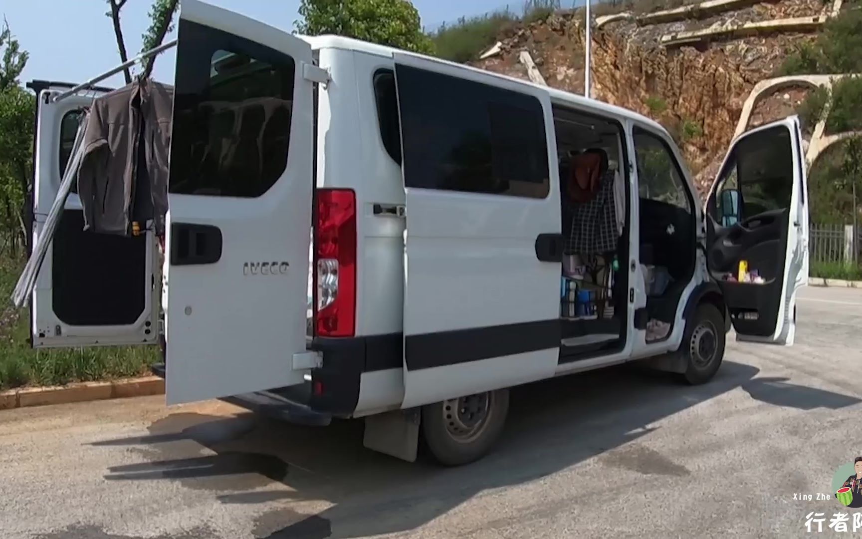 看看旅行达人改的床车,不仅有床还有马桶,还能装下自行车!