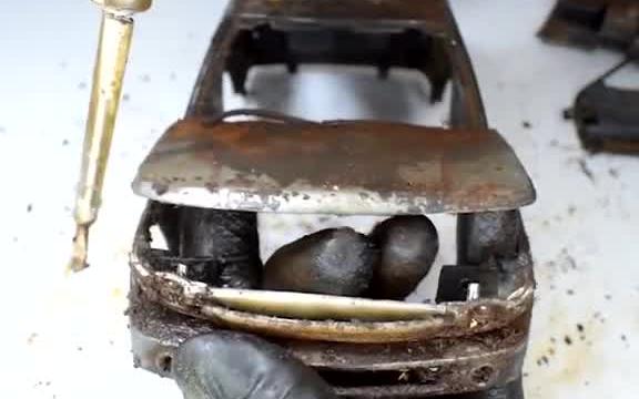 维修破损的路虎汽车模型。