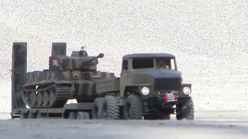 军用玩具大卡车和小坦克电动遥控模型