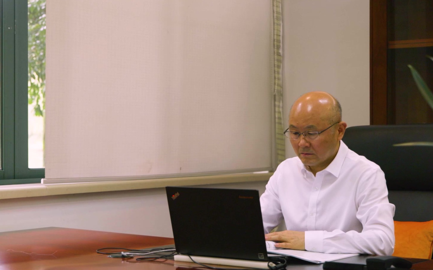 他来到浙江小城研发的“电解电容器纸”,突破了国外封锁,中国航天都...