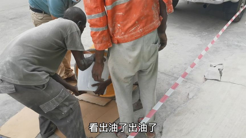 新店地面打磨结束,开始涂刷工序,灰太多,玻璃都变成磨砂玻璃了