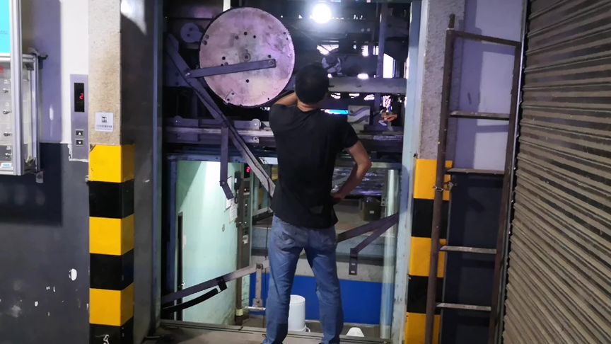 大修电梯门脚8层加2只通道门