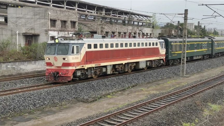 襄渝铁路,昆山开往重庆西的T237次列车达州站开出