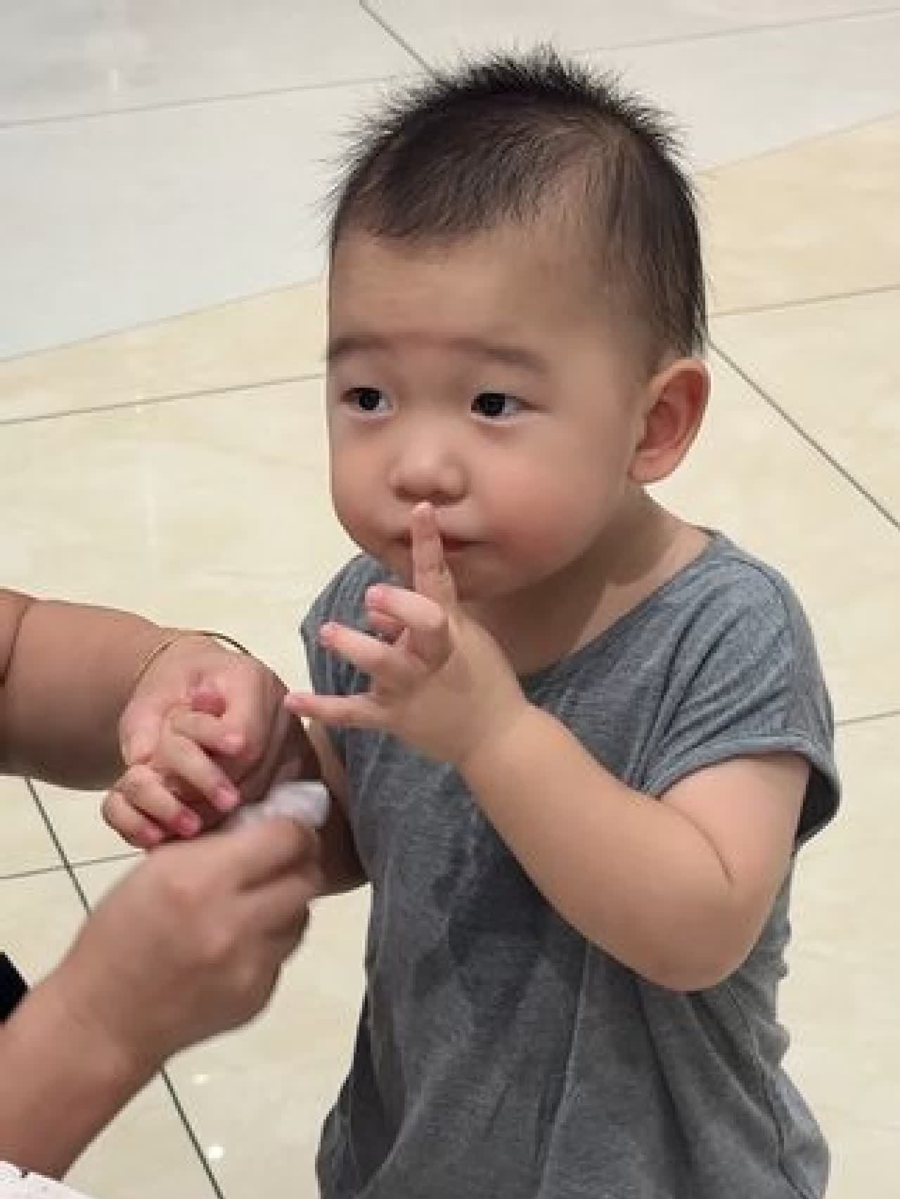 好厉害啊登哥已经会做漆扇了 带登登来商场,顺便抽了几个盲盒没想到...