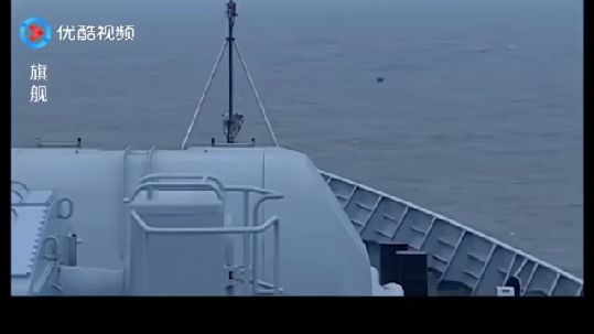 海上发现不明漂浮物,军官以为是浮标,舰长一看立马下令开炮。