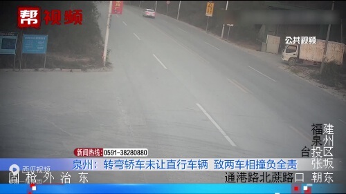 转弯时未让行直行车辆,小车与摩托车相撞,公共视频拍下惊险一幕