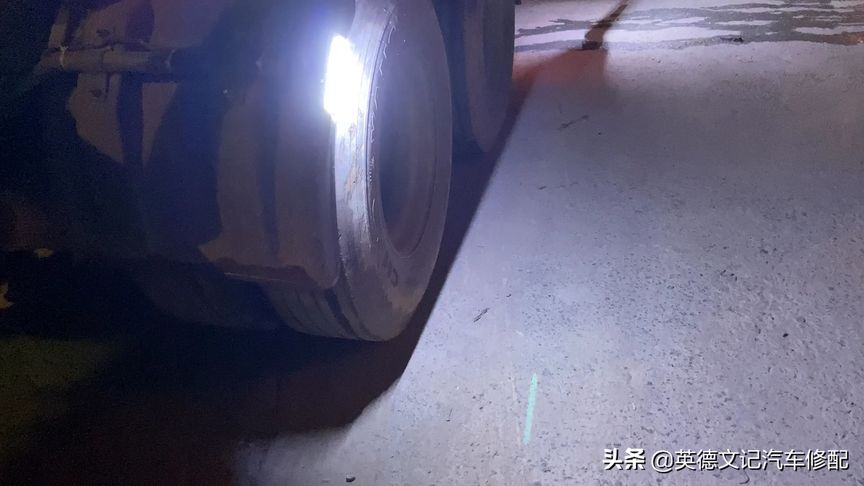 半挂牵引车,最适合安装的照地灯,行车安全,能够起到安全警示作
