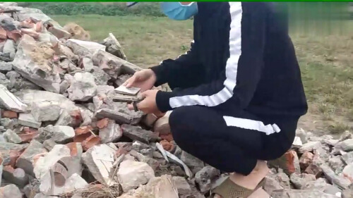 废土堆里翻出个破碎的MP4,男子拿回家这都能给修复,真厉害!