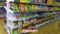 开店创业难啊,没钱进货,只有刷信用卡周转