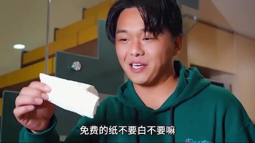 小伙抠门成性,不料被计算器吸了进去