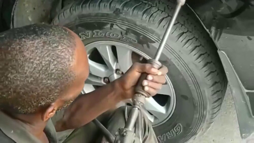 非洲的钣金修复汽车, 这手法二手车贩子没见过, 汽车都要被玩坏了