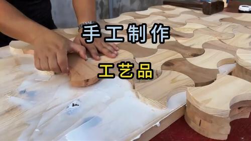 小伙利用木材边角料,竟然制作出一件精美绝伦的实木工艺品