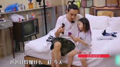 戚薇凶Lucky:还不快亲我老公一下!Lucky下意识反应,戳中萌点