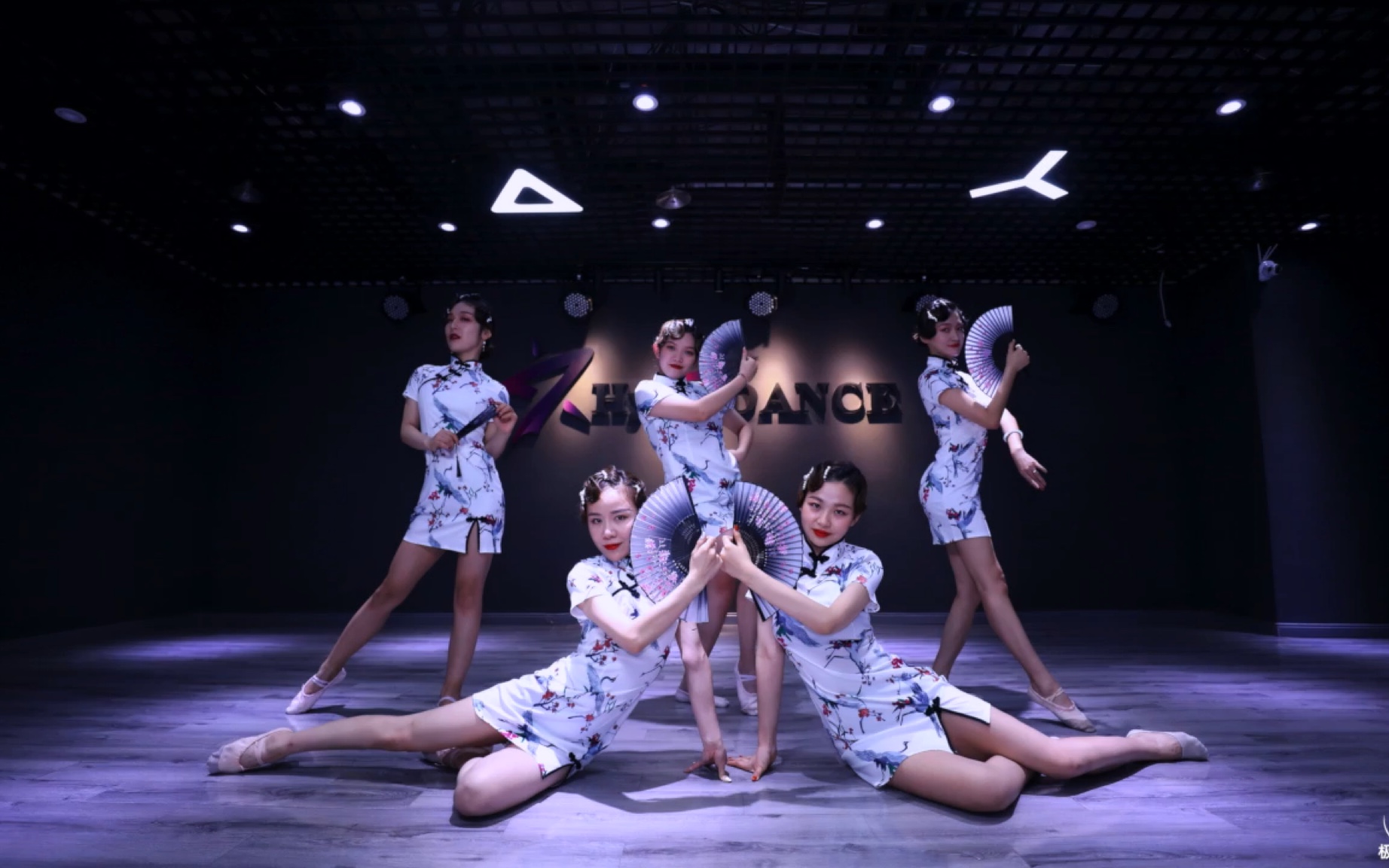 2019年流行复古旗袍舞蹈-年会舞蹈串烧《风月+痒》