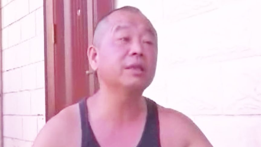 小区换了单元门,不交物业费只能用临时卡,业主不满直接将门破坏