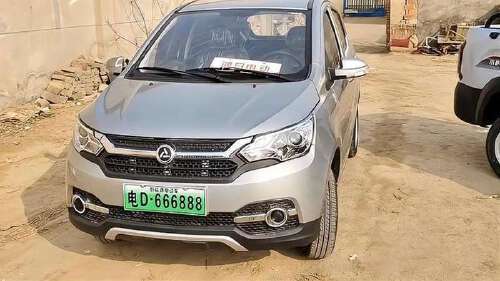 鸿日S1油电混动代步车:一车两用,家用电动轿车让爸妈出行更安心