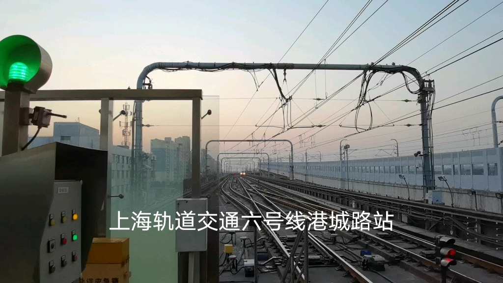 上海轨道交通六号线港城路地铁站列车进站