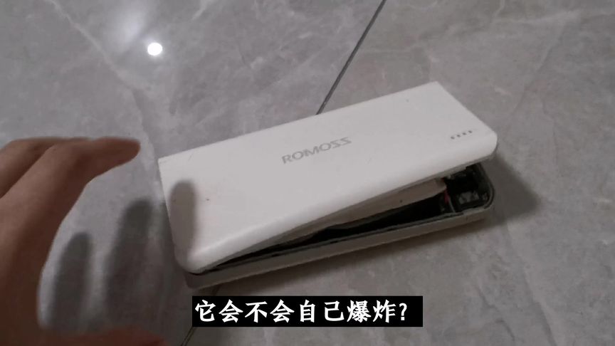 放了半年的充电宝,竟然炸开了?小伙还用它给手机充电,网友:牛