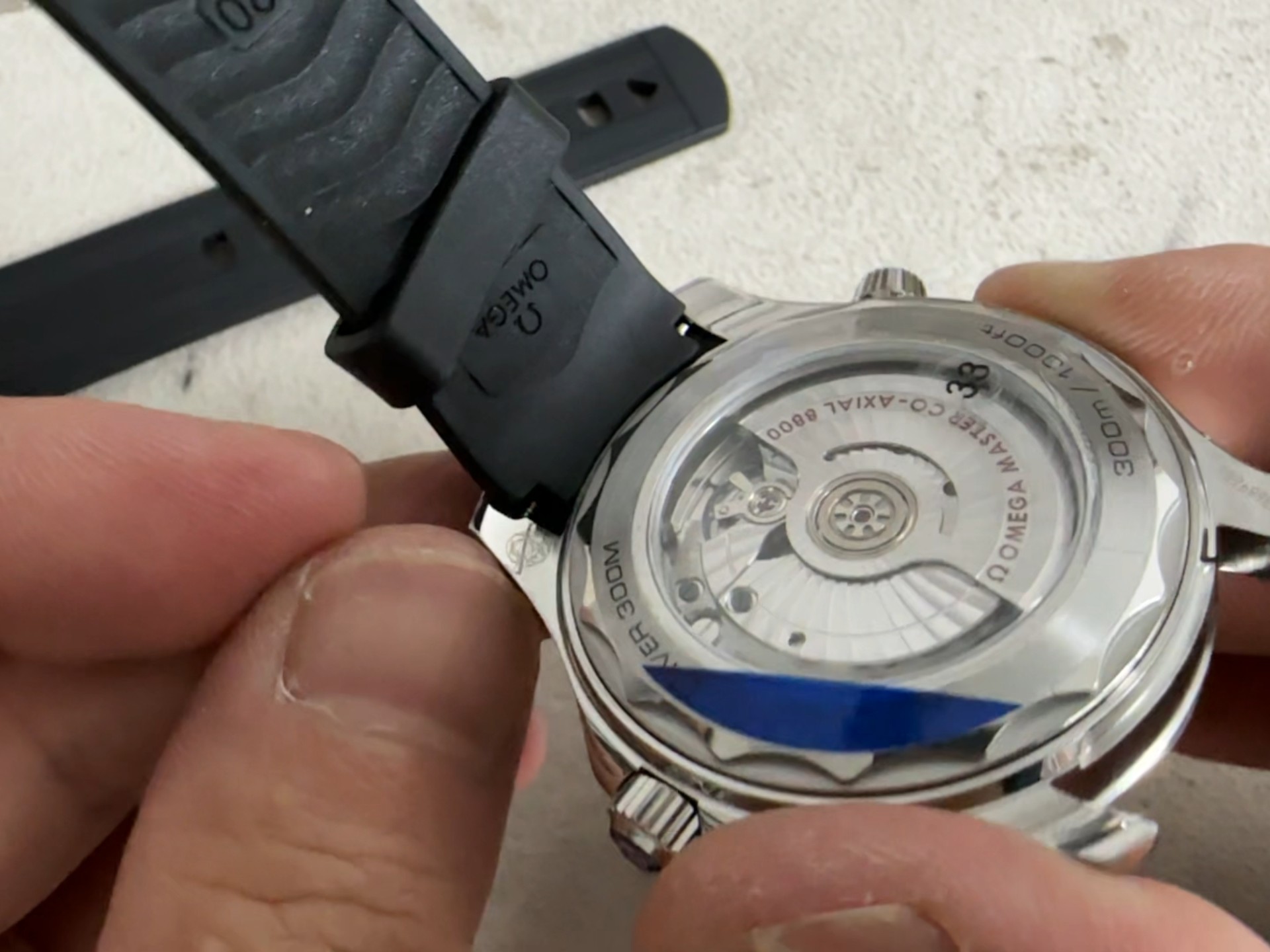 欧米茄海马300钢带换胶带拆装表带教程