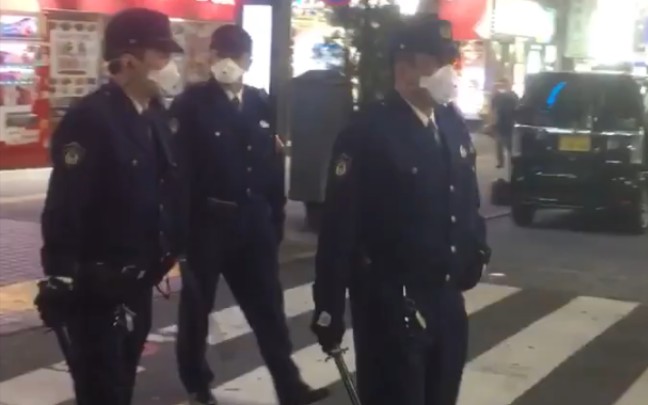 日本警察使用伸缩警棍督促民众减少外出
