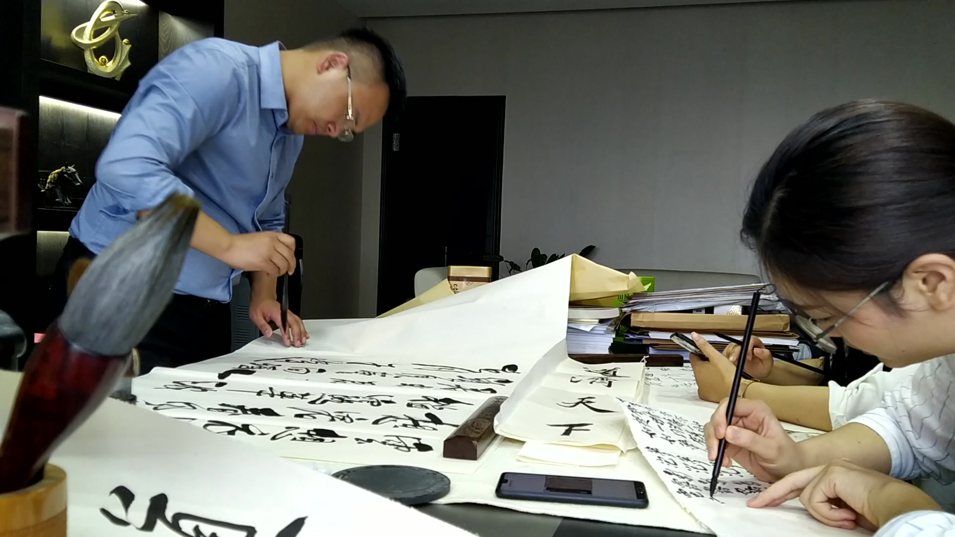 非典型律所的日常:主任带着玩毛笔字